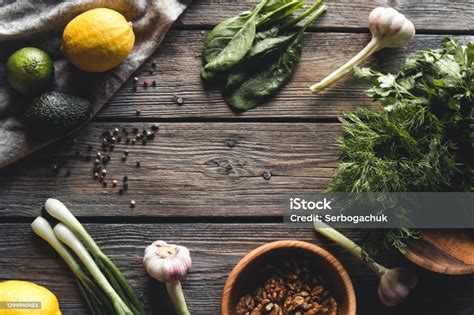 요리 녹색 허브 시금치 딜 파슬리 흰색 배경에 고립 된 나무 상자에 아보카도 고수에 대한 스톡 사진 및 기타 이미지 고수