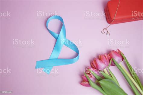 황금 하트 펜던트가 있는 분홍색 배경에 튤립 파란색 리본에서 숫자 8입니다 0명에 대한 스톡 사진 및 기타 이미지 0명 3