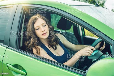 차에 여자입니다 바퀴에 손입니다 집중 하 고 긴장 운전 학교에서 교훈입니다 거울에 대한 스톡 사진 및 기타 이미지 거울 교육 기업 재무와 산업 Istock