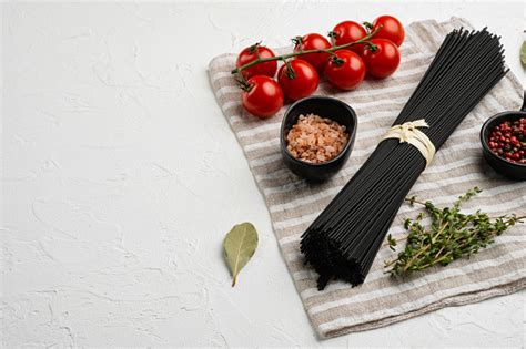 화이트 스톤 테이블 배경에 재료가있는 오징어 잉크 검은 파스타와 텍스트 복사 공간이 있습니다 0명에 대한 스톡 사진 및 기타 이미지 Istock