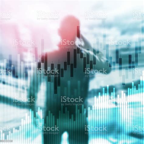 흐린 사무실 센터 배경에 주식 거래 촛대 차트 및 다이어그램 경제에 대한 스톡 사진 및 기타 이미지 경제 고층 건물 그래프 Istock