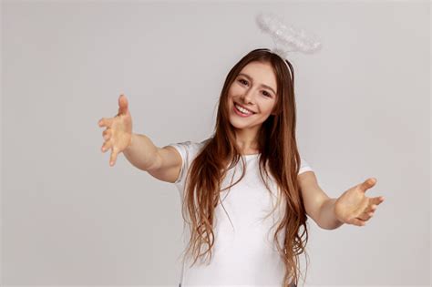 여자는 손을 뻗은 무료 포옹을주고 포옹 지원 및 치료를 초대 환영 25 29세에 대한 스톡 사진 및 기타 이미지 25 29세