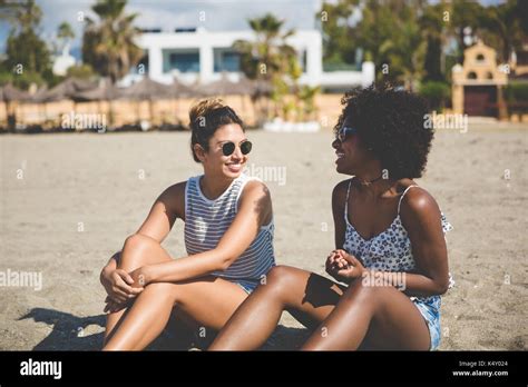 Zwei Hübsche Junge Mädchen Am Strand Fotos Und Bildmaterial In Hoher