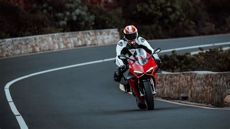 有关两个轮子 光滑 公路旅行 公路赛车 冒險 動態 头盔安全 山 引擎 弧線 弯曲的路 強大 快速 戶外 户外运动 捻 摩托車 摩托車手 摩托车旅行 摩托