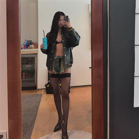 Jennie Blackpink Khoe Vẻ Quyến Rũ Gợi Cảm Với Trang Phục Táo Bạo