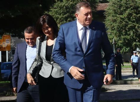 Ko Je I Kako Izgleda žena Milorada Dodika