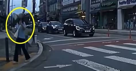 부딪히지도 않았는데신호위반 차 뒷모습 찍어 치료비 요구한 女 영상