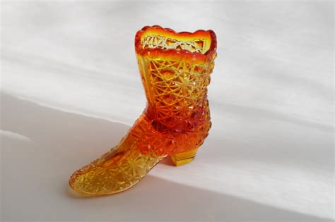 Vintage Fenton Daisy Button Pattern Tall Boot Vase Or Figurine Amberina Glass Uv Glow