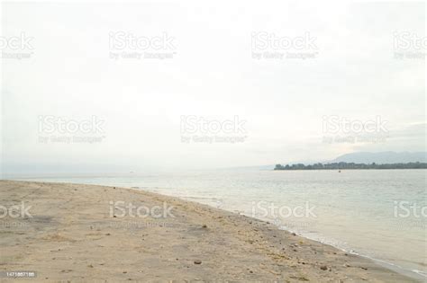 롬복과 길리 에어 섬 흐린 날 하늘과 바다 화창한 날 모래 해변 0명에 대한 스톡 사진 및 기타 이미지 0명 경관 길