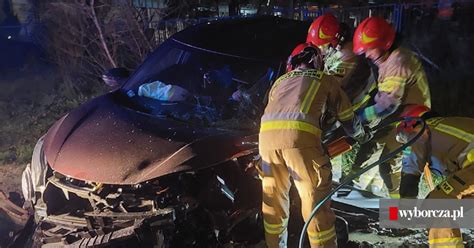 Wypadek pod Gdańskiem Jeden z kierowców zakleszczony w aucie