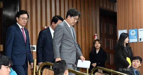 헤럴드pic 회의에 참석하는 권성동 국민의힘 대표 권한대행 겸 원내대표