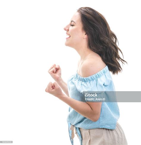 하얀 배경에 고립 된 주먹과 이빨을 가진 흥분 한 여성 예 개념입니다 좋은 소식 기뻐하는 여성 축하 20 24세에 대한 스톡