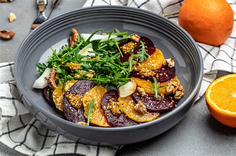 Arugula 오렌지 및 호두와 건강한 사탕무 샐러드 깨끗한 식사 다이어트 완전 채식 음식 개념 배너 메뉴 텍스트 레시피 장소