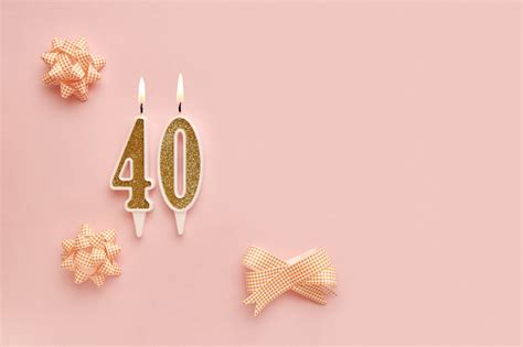 축제 장식이 있는 파스텔 핑크 배경에 숫자 40 생일 축하 촛불 생일 기념일 중요한 날짜 휴일을 축하하는 개념입니다 복사 공간 기치 1에 대한 스톡 사진 및 기타 이미지