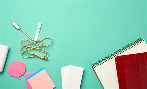 빈 흰색 시트 무선 헤드폰 및 충전기 상단보기와 오픈 노트북 0명에 대한 스톡 사진 및 기타 이미지 0명 개념 공란 Istock