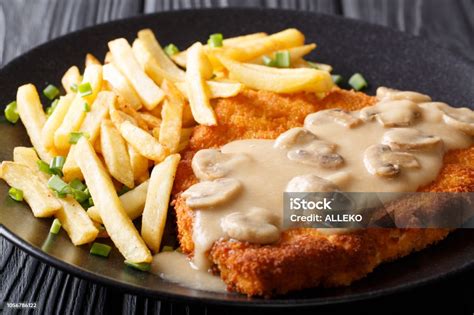 맛 있는 소시지 헌터 닭 꼬치 소스와 함께 프랑스 클로즈업 감자 튀김 가로 슈니첼에 대한 스톡 사진 및 기타 이미지 슈니첼 식용 버섯 프렌치 프라이 Istock