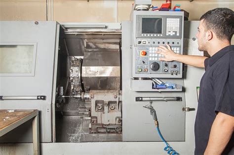 운영기사 설정 Cnc 회전 발행기 Cnc 장치에 대한 스톡 사진 및 기타 이미지 Cnc 장치 강철 공장 산업 건물 Istock