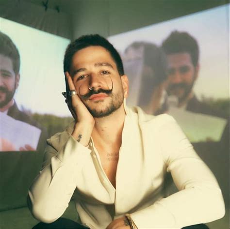 El Cantante Colombiano Camilo Canta Ante El Retablo De La Virgen Del