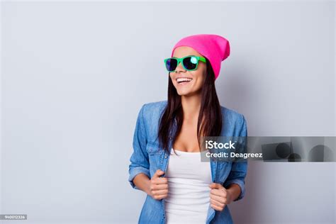 캐주얼 의류 및 밝은 장난 젊은 라틴 여자의 초상화를 그린 선글라스 파란 배경에 서 있는 모자 핑크 경외감에 대한 스톡 사진 및 기타 이미지 Istock