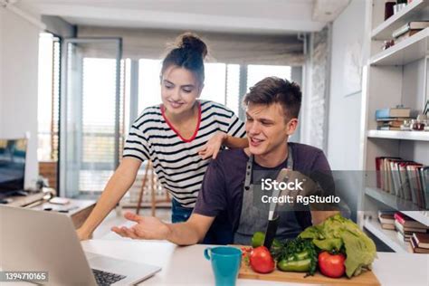 온라인 요리 자습서를 시청하고 함께 식사를 준비하는 젊은 채식주의자 십대 소년에 대한 스톡 사진 및 기타 이미지 십대 소년 요리하기 음식 준비 18 19세 Istock