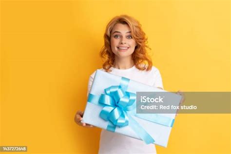 선물 상자를 가진 행복한 빨간 머리 여자를 놀라게 했다 기념일 International Womens Day에 대한 스톡 사진 및 기타 이미지 International