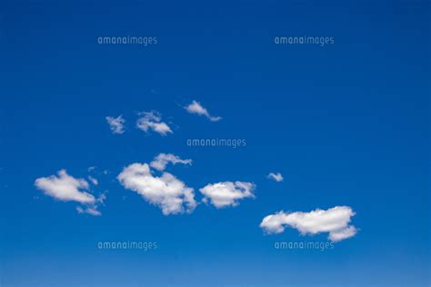 青空と白い雲の写真素材 Fyi07734628 ストックフォトの Qlean Market