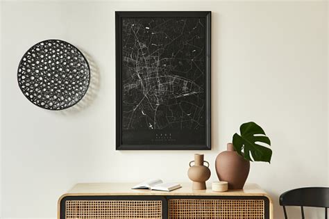 검은 모의 포스터지도 나무 Commode 검은 둥근 장식 꽃병과 우아한 개인 액세서리잎 거실 인테리어의 미니멀 한 구성 템플릿 0명에 대한 스톡 사진 및 기타 이미지