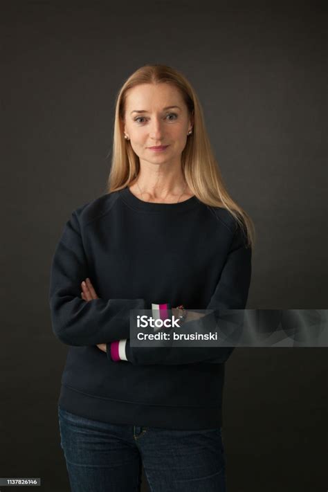 검은 배경에 매력적인 55 년 오래 된 금발 여자의 스튜디오 초상화 여자에 대한 스톡 사진 및 기타 이미지 여자 자랑스러움 한 명의 여자만 Istock