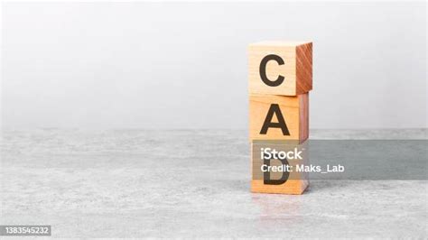 텍스트 Cad와 테이블에 나무 큐브 디자인 회색 배경왼쪽에 공간을 복사 0명에 대한 스톡 사진 및 기타 이미지 0명 개념