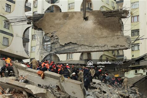 Setidaknya 900 orang tewas akibat gempa M 7 7 melanda selatan Turkiye Anadolu Ajansı