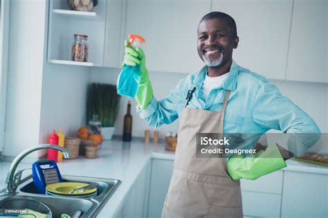 쾌활한 긍정적 인 사람의 초상화 병 청소 세제 손 허리 치아 미소 집 실내에서 50 54세에 대한 스톡 사진 및 기타 이미지 Istock
