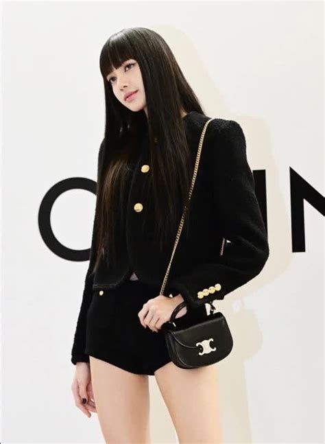 Lisa Blackpink Khoe Chân Dài