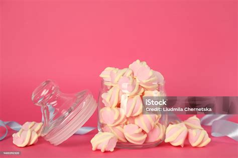明るいピンクの背景においしいマシュマロのガラス瓶 いっぱいになるのストックフォトや画像を多数ご用意 いっぱいになる おやつ