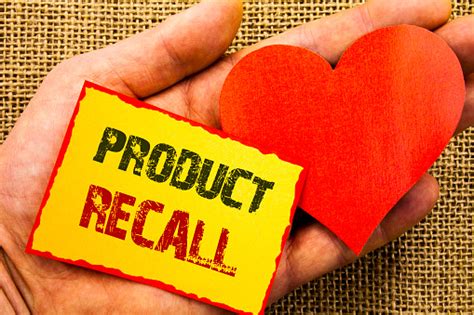 필기 텍스트 보여주는 제품 리콜입니다 결함에 대 한 리콜 환불 반환에 대 한 제품 스티커 메모 종이와 마음 잡고 손 손가락에 작성 된 비즈니스 개념 개념에 대한 스톡 사진