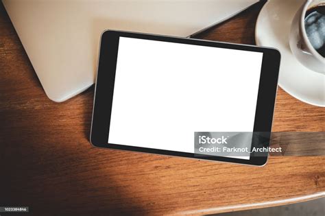 노트북과 커피 컵 나무 테이블에 빈 바탕 화면 흰색 화면으로 검은 태블릿 Pc의 상위 뷰 이랑 이미지 0명에 대한 스톡 사진 및 기타 이미지 Istock