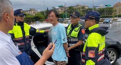 男開賓士先衝AIT再撞總統府花台 車體噴漆寫滿抗議文字