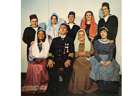 Ayaktakiler Oturanlar Süt Kardeşler 1976