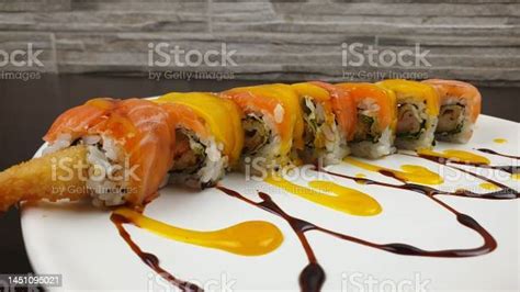 일식 레스토랑에서 맛있는 다채로운 초밥 쟁반의 근접 촬영 0명에 대한 스톡 사진 및 기타 이미지 0명 건강한 식생활 날것