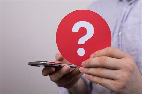 男の手にある赤い紙とスマートフォンで作られた疑問符のサイン 1人のストックフォトや画像を多数ご用意 1人 つながり アイコン