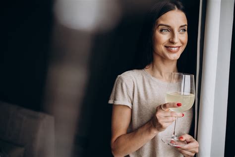 집에서 레모네이드를 마시는 여자 무료 사진