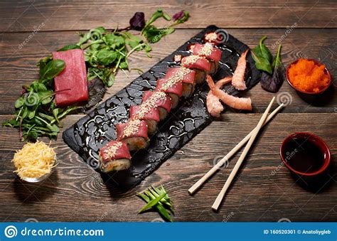 Los Rollos De Sushi De Servicio Y La Otra Comida Japonesa Y Asi Tica Tradicional En Una Tabla