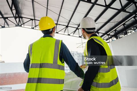 토목 엔지니어 및 건설 감독관은 건설 현장에서 건물의 내부 건설을 검사합니다 건설 엔지니어 또는 건축가와 포먼은 건물 내부의 건설을 검사합니다 25 29세에 대한 스톡 사진