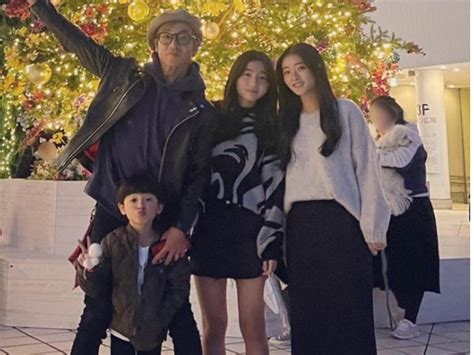 つるの剛士、美人娘＆イケメン息子の顔出し家族ショット！ 「スタイルオバケすぎ」「美男美女ファミリー」 All About ニュース