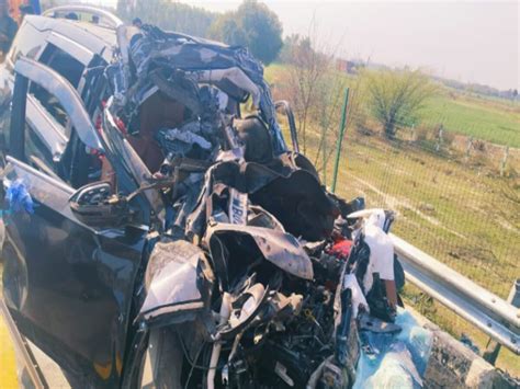 Major Accident On Agra Lucknow Expressway Car Rammed Into Parked Truck