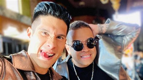 Vv Nota Chyno Y Nacho Cantan En El Metro De Caracas