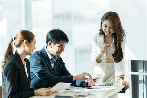 현대 사무실 작업 디자인 계획 및 아이디어 개념에서 아시아 비즈니스 사람들 팀 회의의 그룹 3 명에 대한 스톡 사진 및 기타