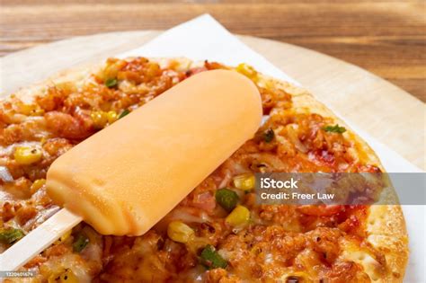 상단에 초콜릿 아이스캔디와 함께 하는 신선한 닭고기와 베이컨 피자를 볼 수 있습니다 0명에 대한 스톡 사진 및 기타 이미지 0명 Popsicle Stick 고기