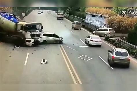 监控拍下的这场车祸，谁该负责？车祸监控