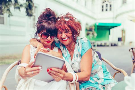 태블릿을 사용하고 카페에서 노트북과 함께 미디어 콘텐츠를 시청하는 두 명의 고위 여성 2명에 대한 스톡 사진 및 기타 이미지 2명 고름 공유 개념 Istock