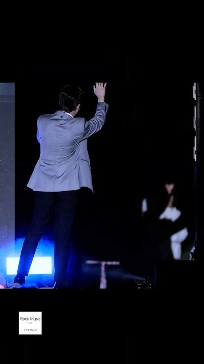 공평왕 이찬원 무대 시야에서 완전히 보이지 않는 곳까지 무대 뒷편에 관객분들에게 인사하는 배려심☺️ Youtube